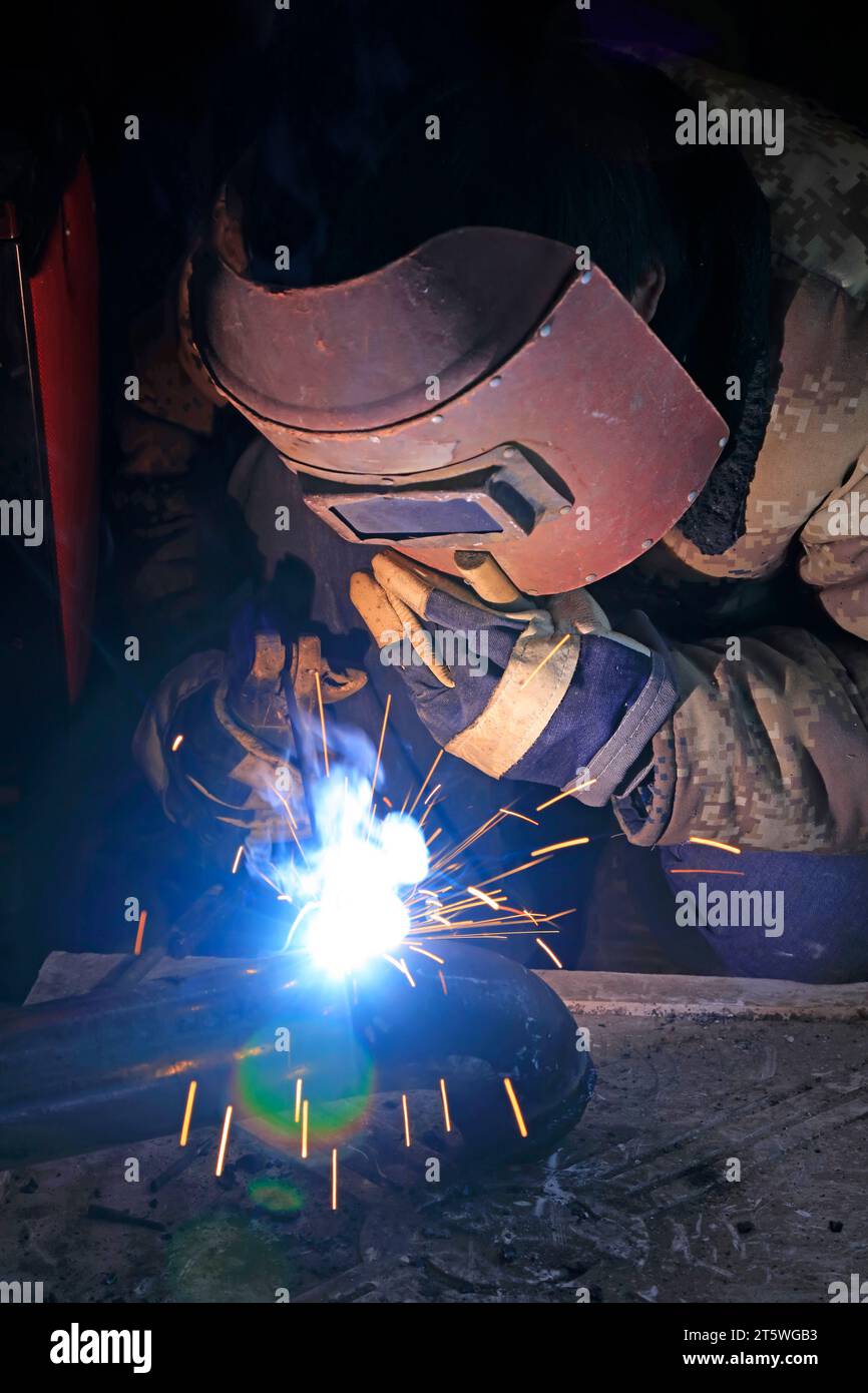 Workers welding operation Stock Photo - Alamy
