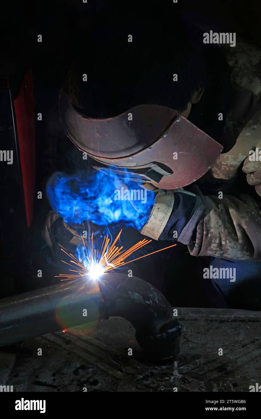 Workers welding operation Stock Photo - Alamy
