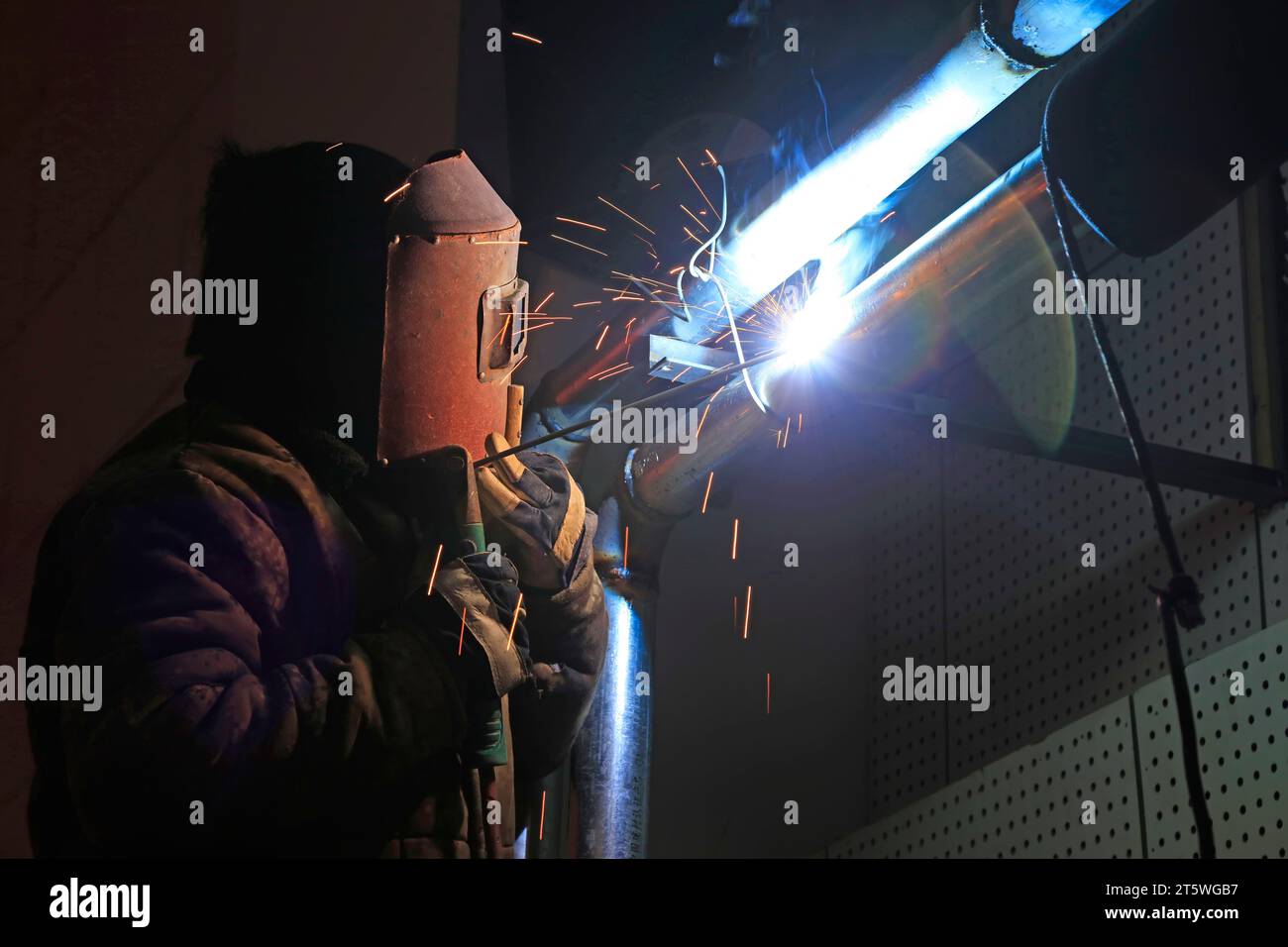 Workers welding operation Stock Photo - Alamy