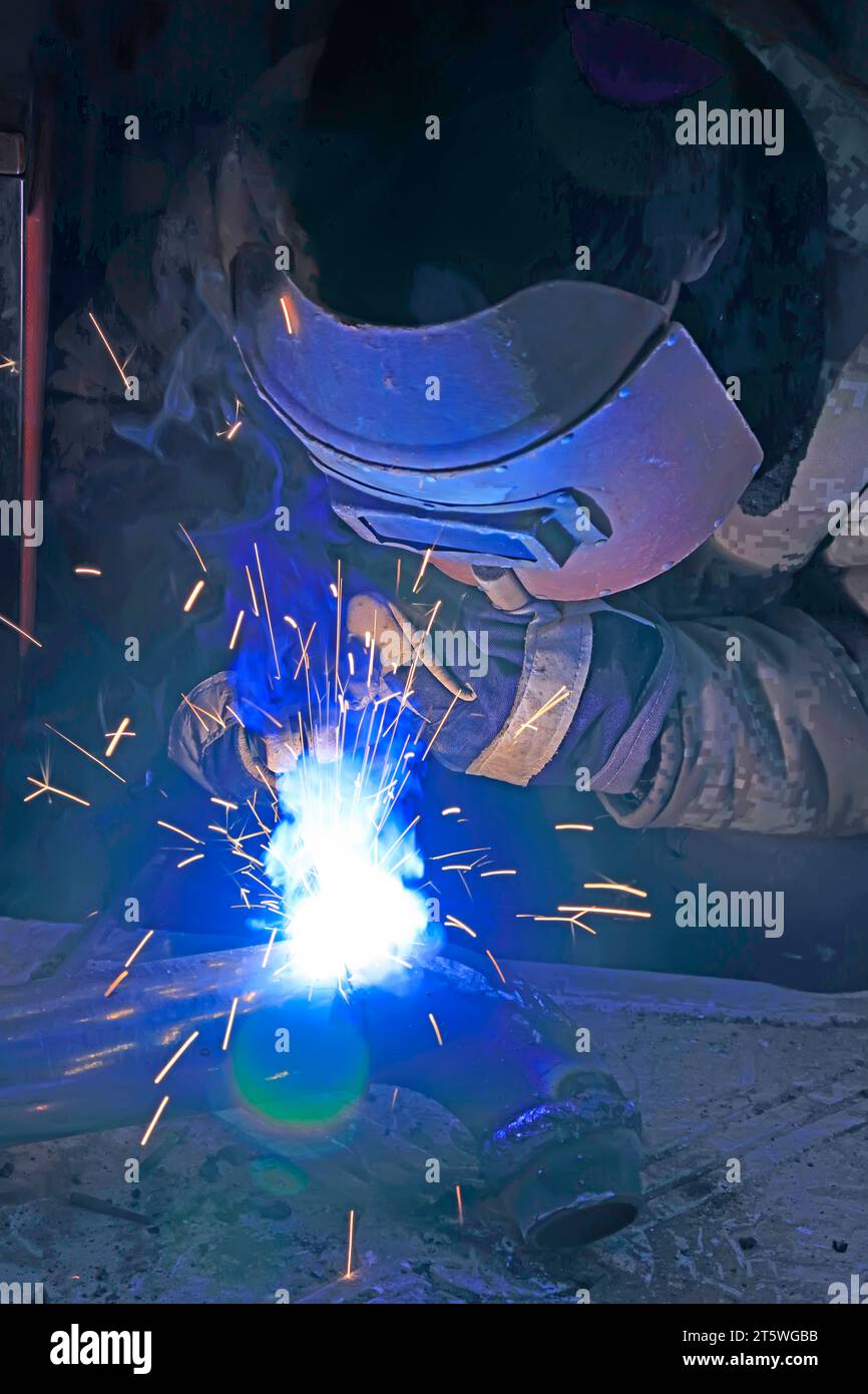 Workers welding operation Stock Photo - Alamy