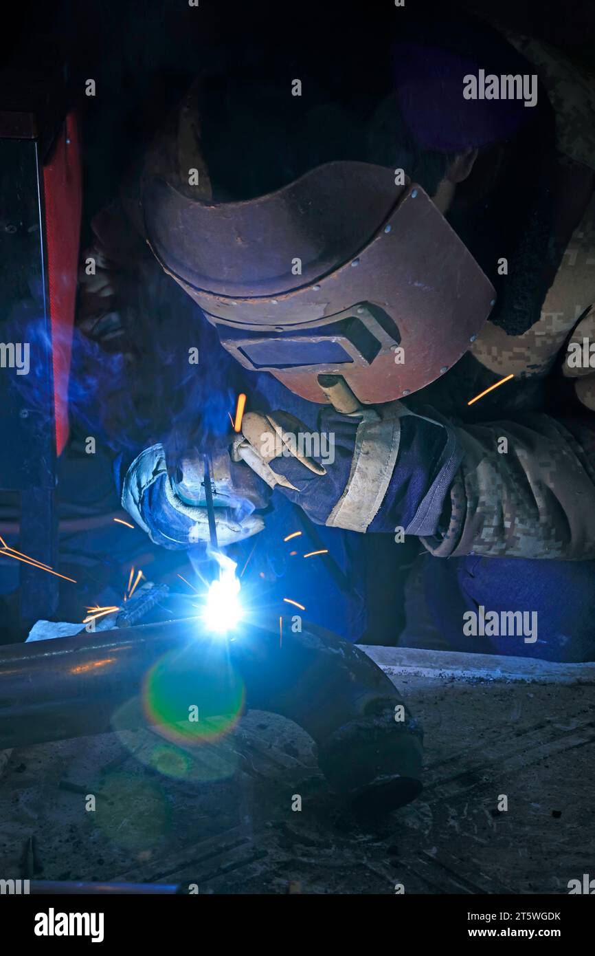 Workers welding operation Stock Photo - Alamy