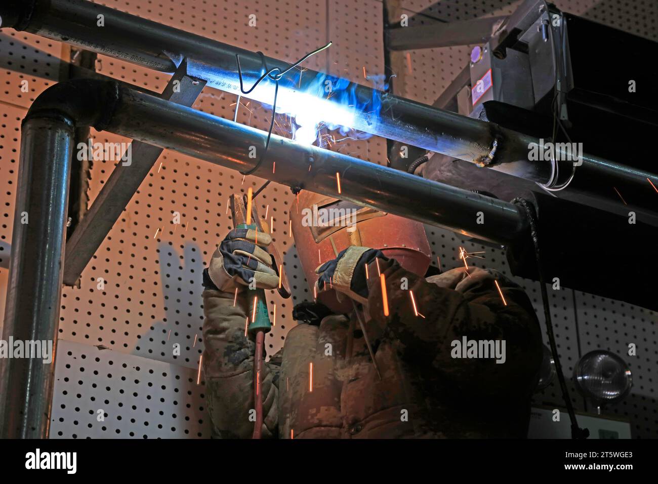 Workers welding operation Stock Photo - Alamy
