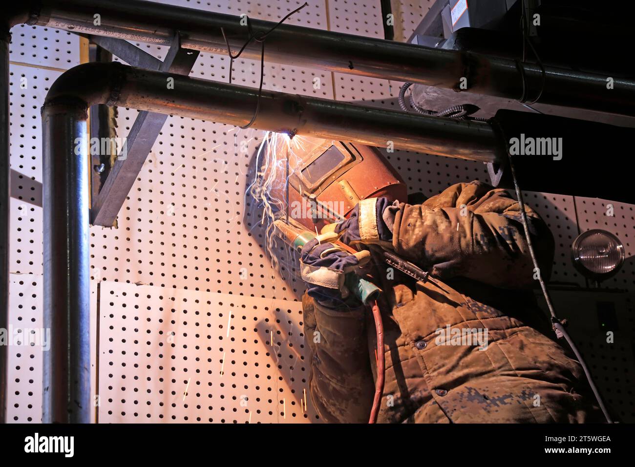 Workers welding operation Stock Photo - Alamy