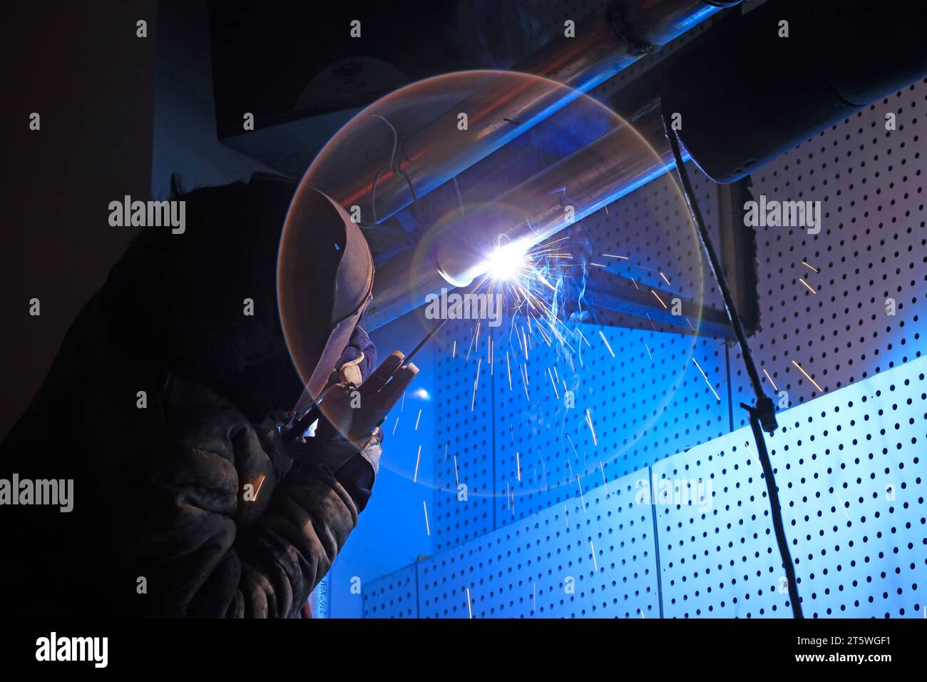Workers welding operation Stock Photo - Alamy