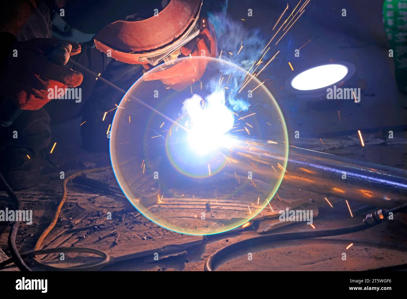 Workers welding operation Stock Photo - Alamy