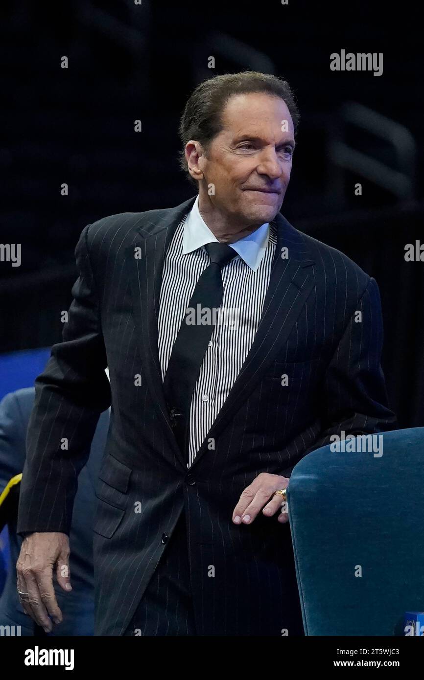 Golden State Warriors Chairman Peter Guber arrives to a news conference ...