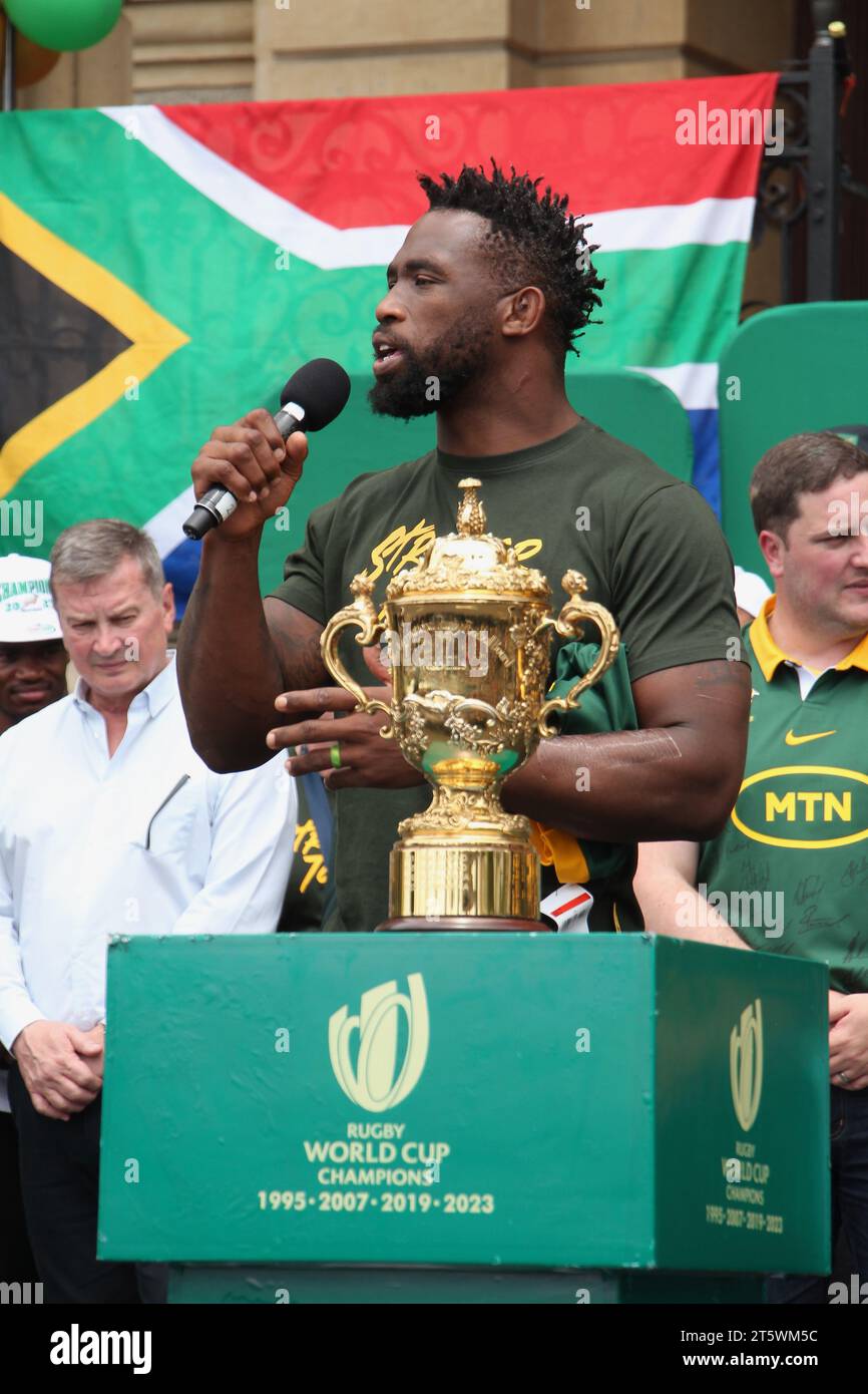 03 November 2023 - Crowds excitedly support the Springbok rugby team on ...