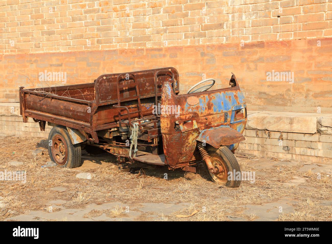 Broken motor tricycle Stock Photo - Alamy