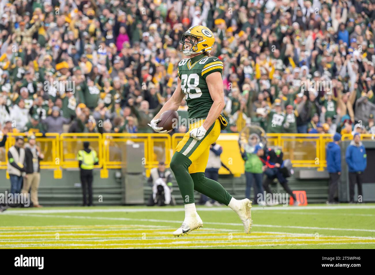Green Bay, WI, USA. 5th Nov, 2023. Green Bay Packers tight end Luke ...
