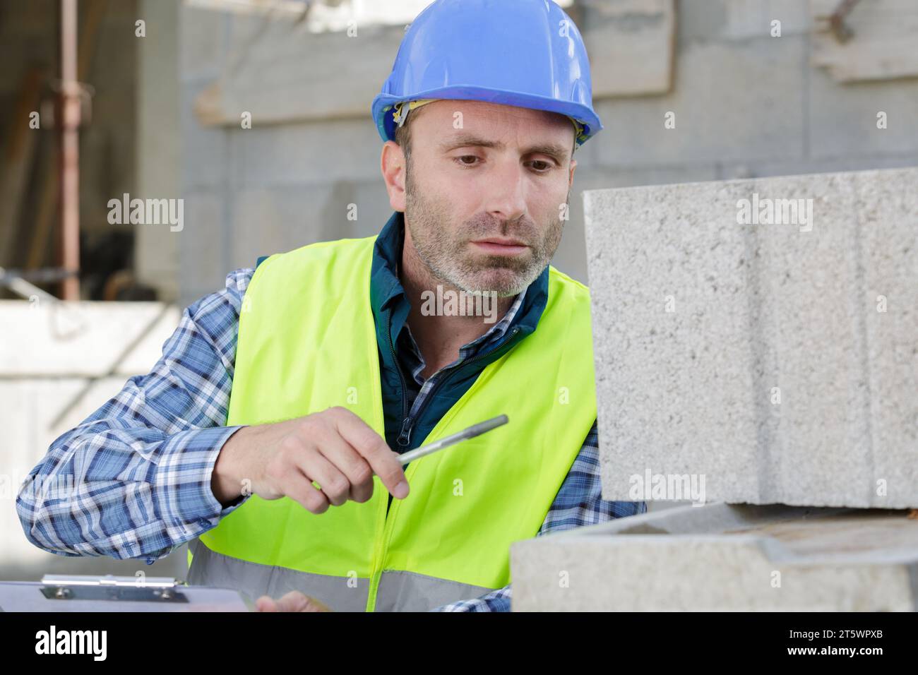 Worker laying paving stones close hi-res stock photography and images ...
