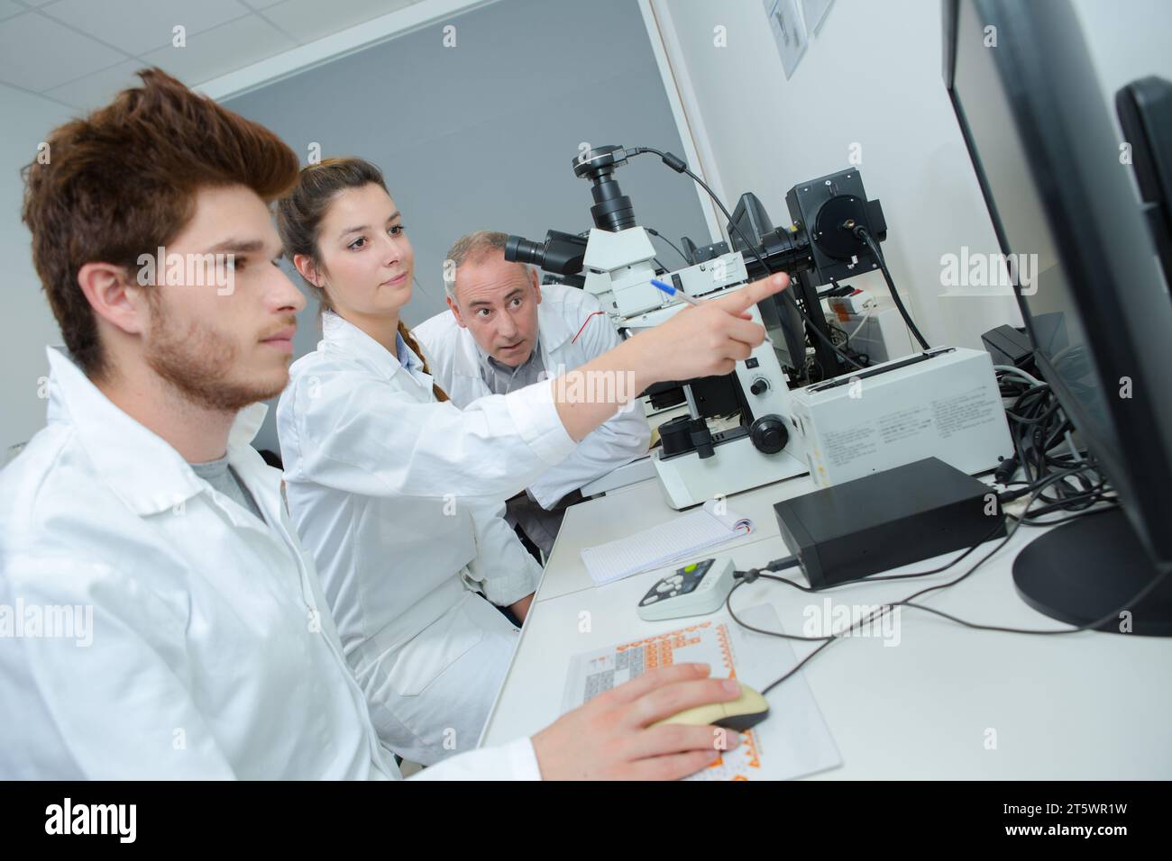 Engineering students computer lab hi-res stock photography and images ...