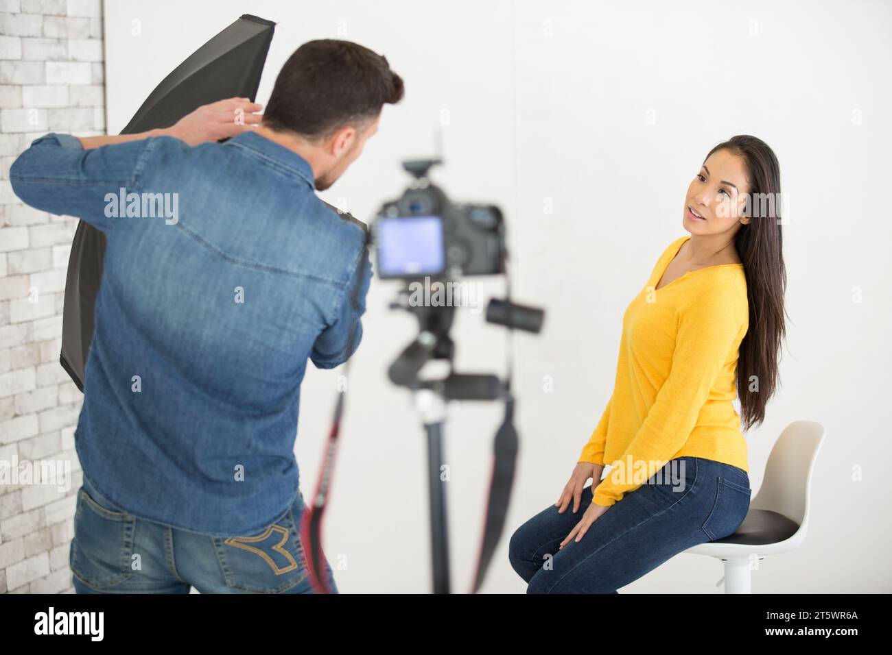 photographer adjusting lighting props for a photo shoot Stock Photo - Alamy