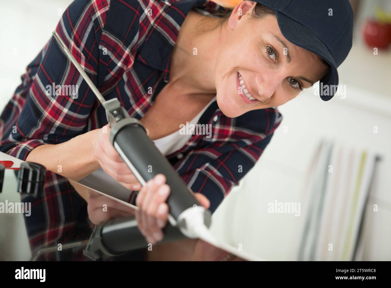 Builder with caulk gun hi-res stock photography and images - Alamy