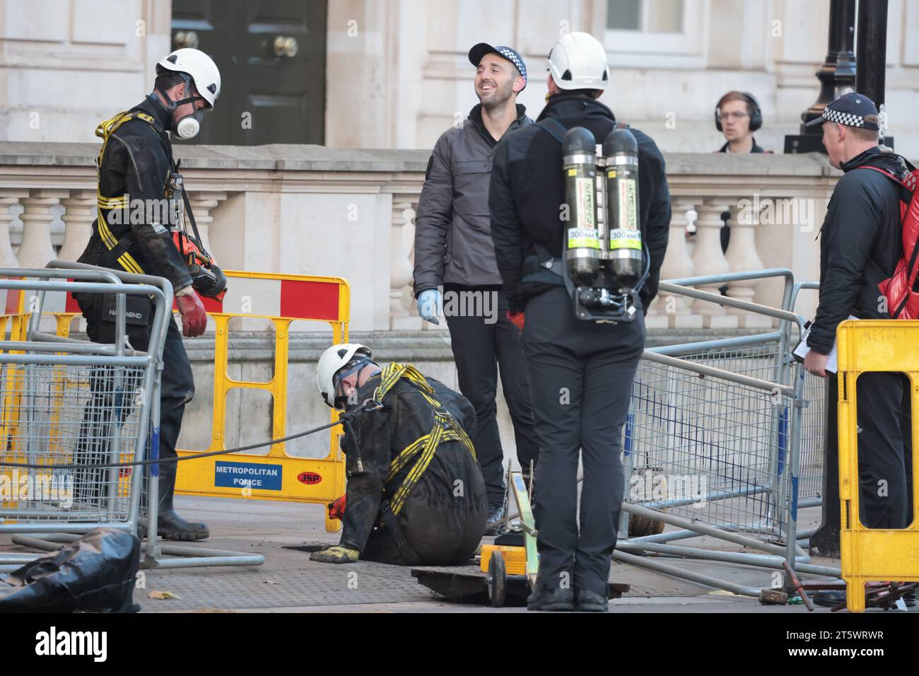 London, UK. 07th Nov, 2023. Members of a specialist police search team ...