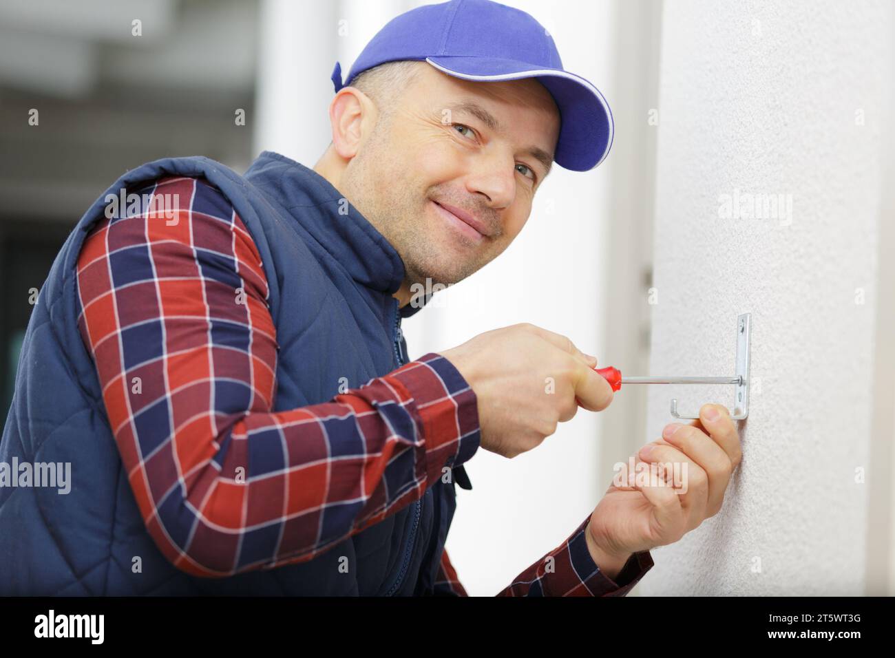 Worker using screws hi-res stock photography and images - Alamy
