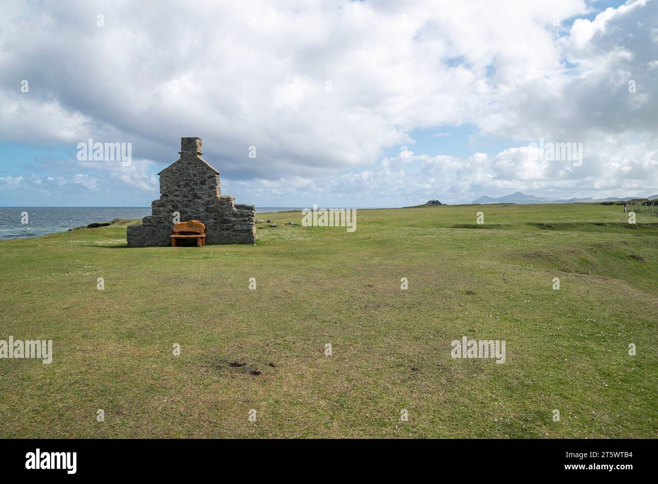 Porth Ysgaden old Customs office/ Lighthouse remains near Tudweiliog ...