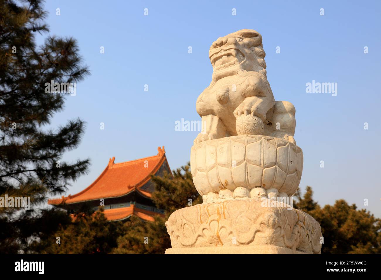 Stone lions in ancient China Stock Photo - Alamy