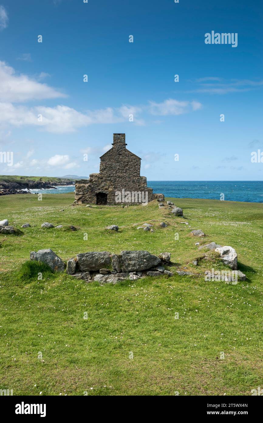 Porth Ysgaden old Customs office/ Lighthouse remains near Tudweiliog ...