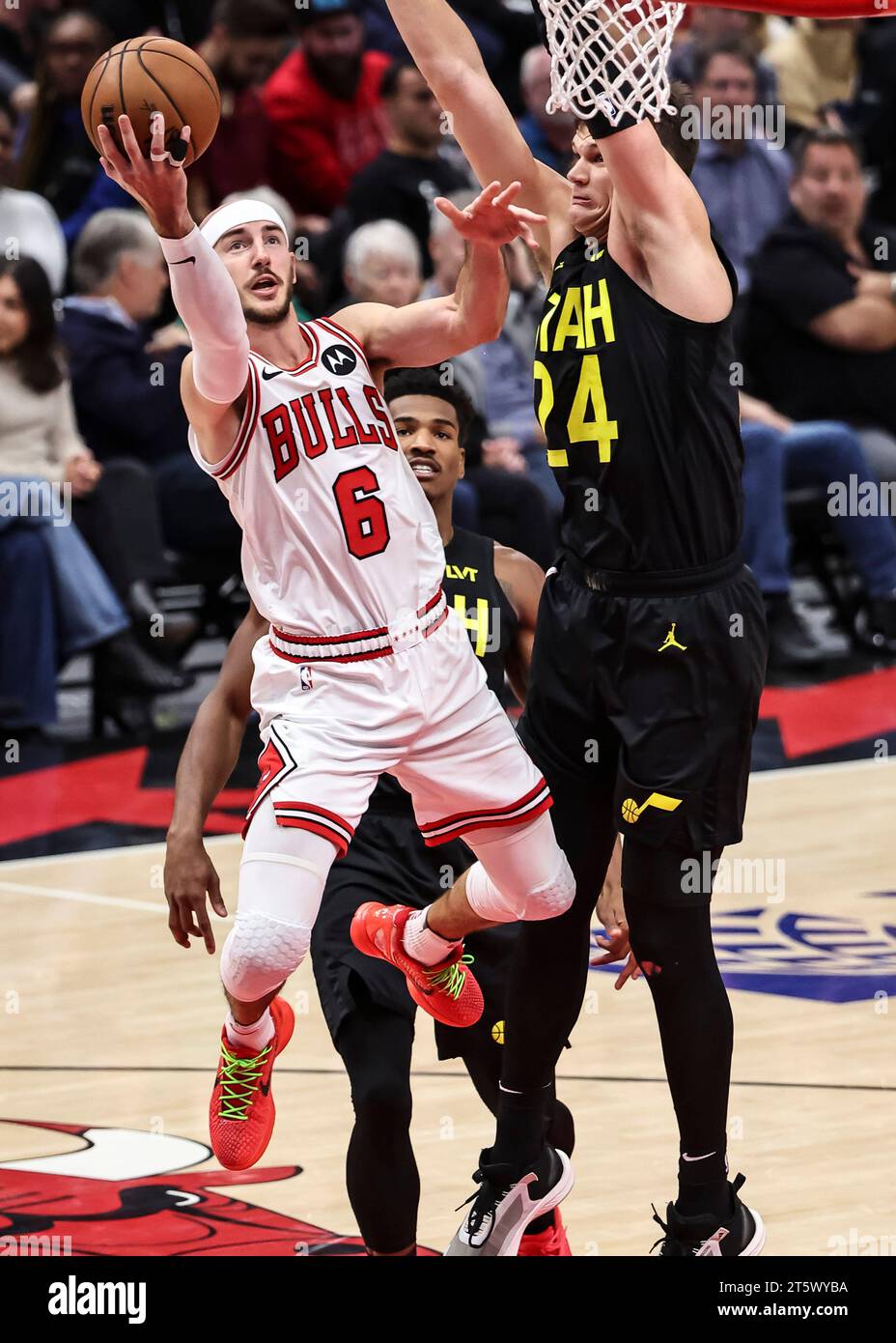 Chicago, USA. 6th Nov, 2023. Chicago Bulls guard Alex Caruso (L) drives ...