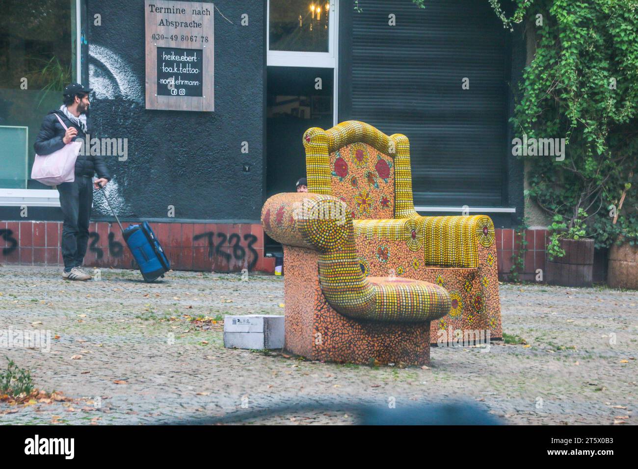 Tattoo sessel hi-res stock photography and images - Alamy