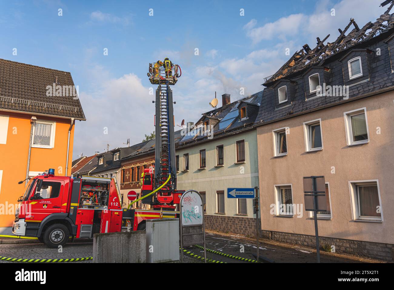 Die Feuerwehr bekämpft in Zeulenroda-Triebes einen Dachstuhlbrand. Gegen 3 Uhr wurde die ...