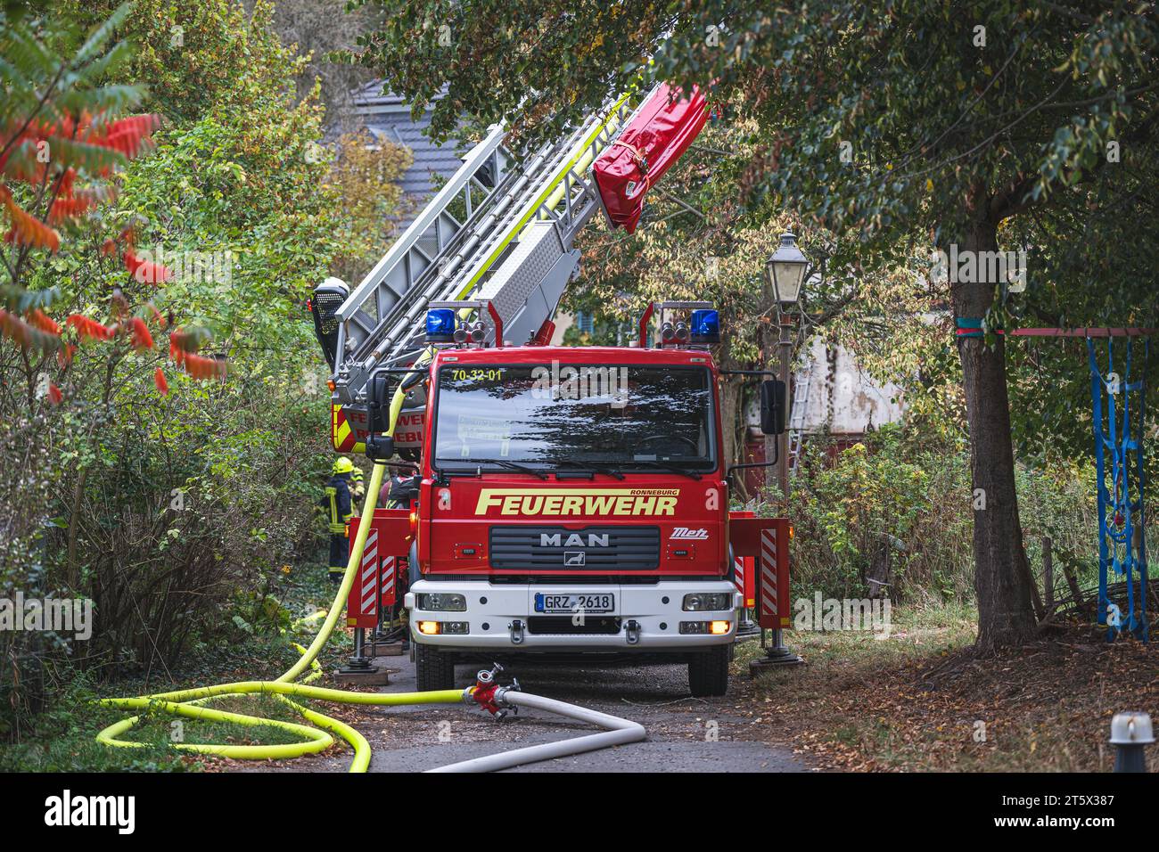 Eine Drehleiter der Feuerwehr im Einsatz bei einem Dachstuhlbrand ...