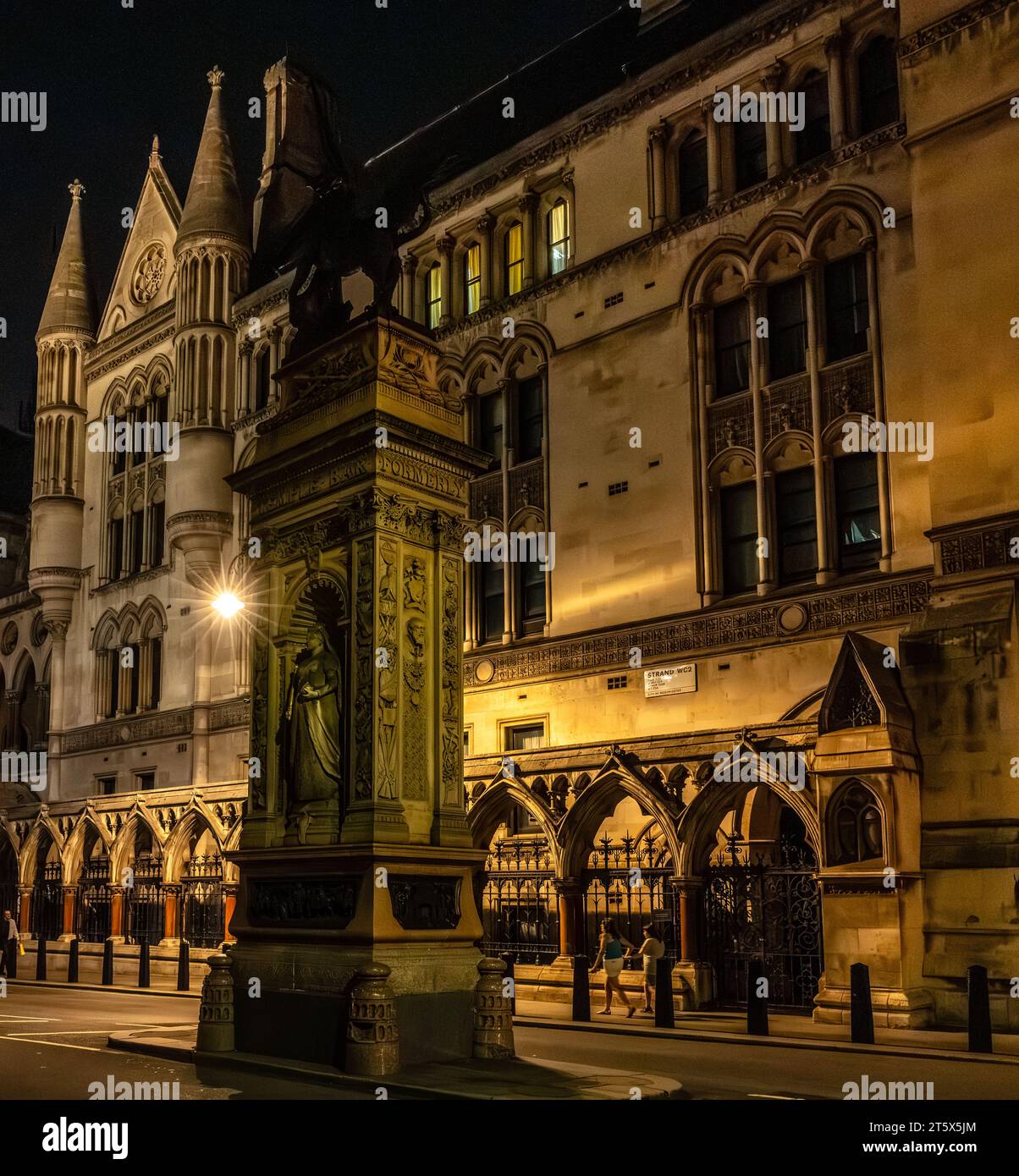 Royal Courts of Justice, Courthouse, and the Temple Bar Memorial, The ...