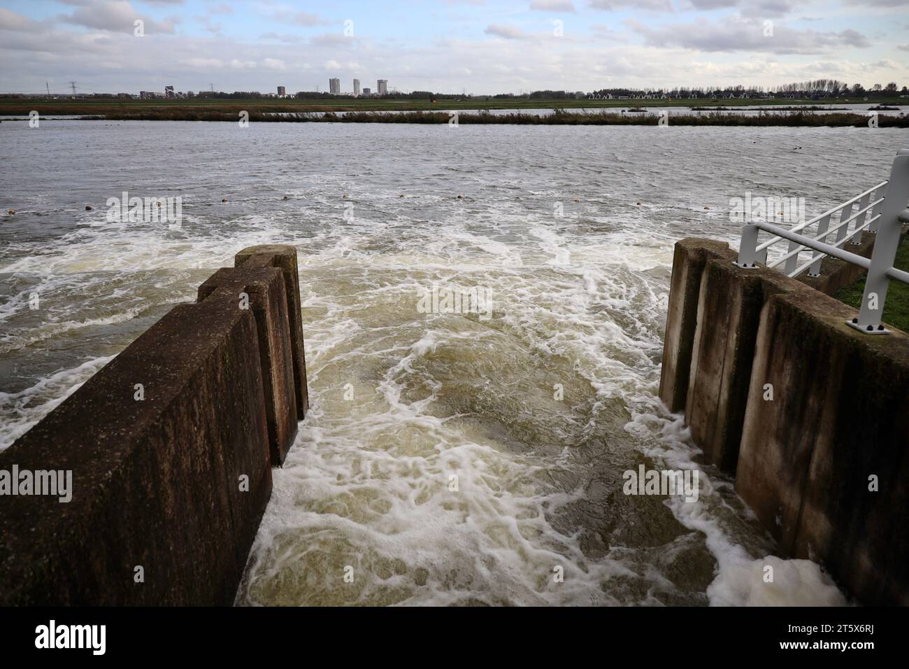 Water storage to prevent flooding in the Eendragtspolder where 4 ...