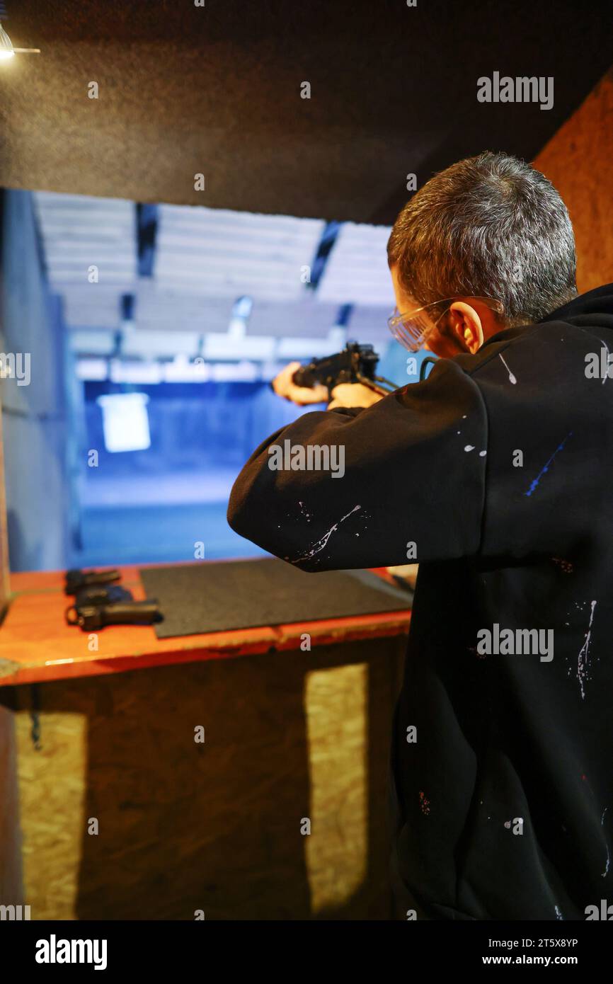 Side profile man holding gun hi-res stock photography and images - Alamy