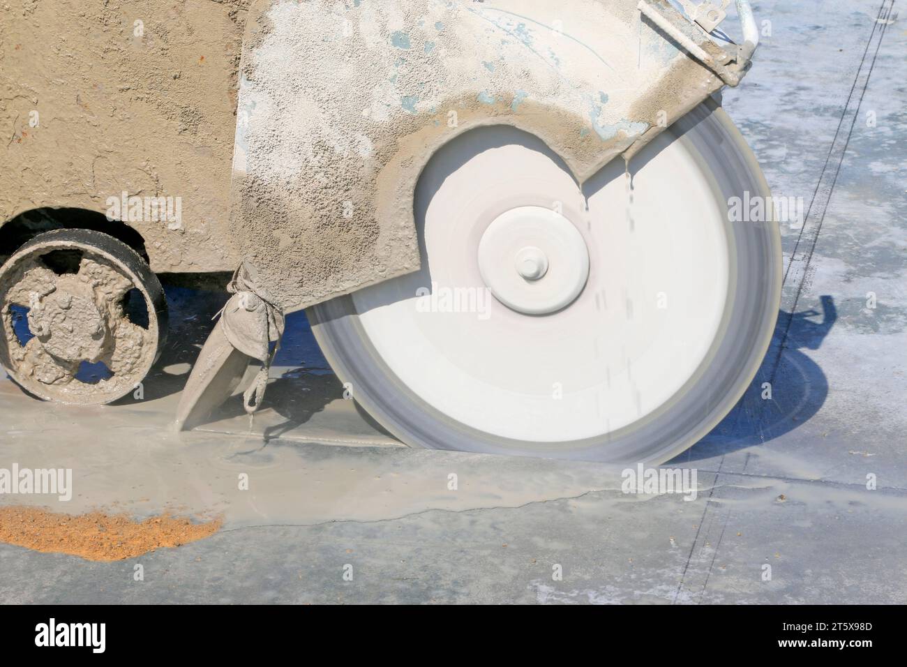 Chainsaw cutting stone Stock Photo - Alamy