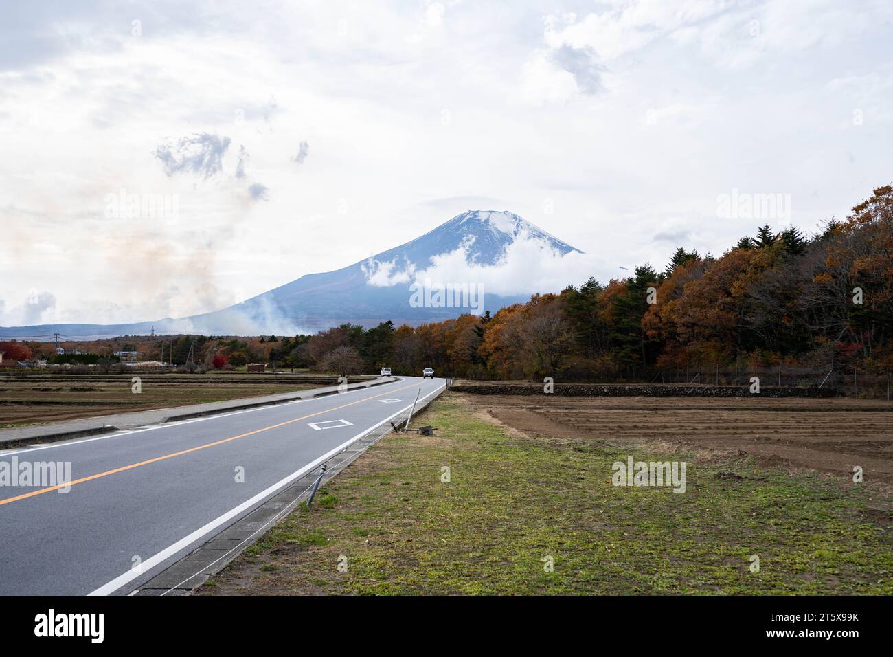 Fujiyoshida, Yamanashi Prefecture, Japan. 6th Nov, 2023. Clouds roll ...
