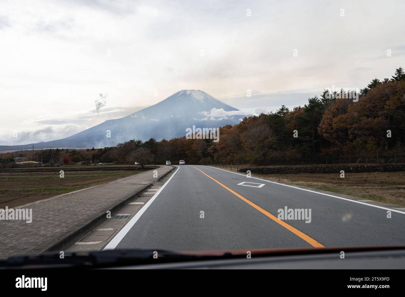 Fujiyoshida, Yamanashi Prefecture, Japan. 6th Nov, 2023. Clouds roll ...