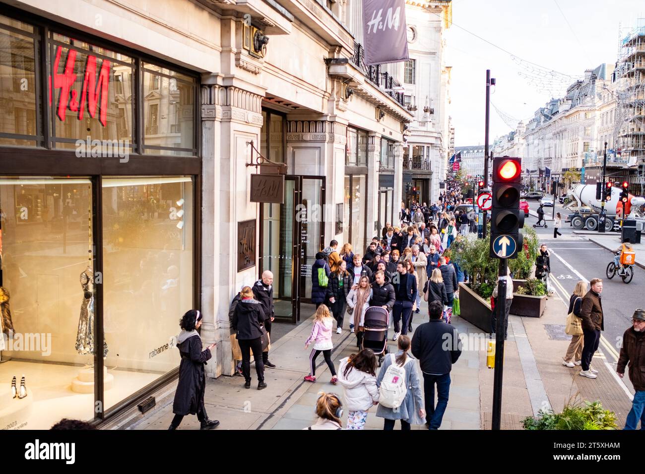 LONDON, OCTOBER 6, 2023: Elevated view of H&M store and crowds of ...