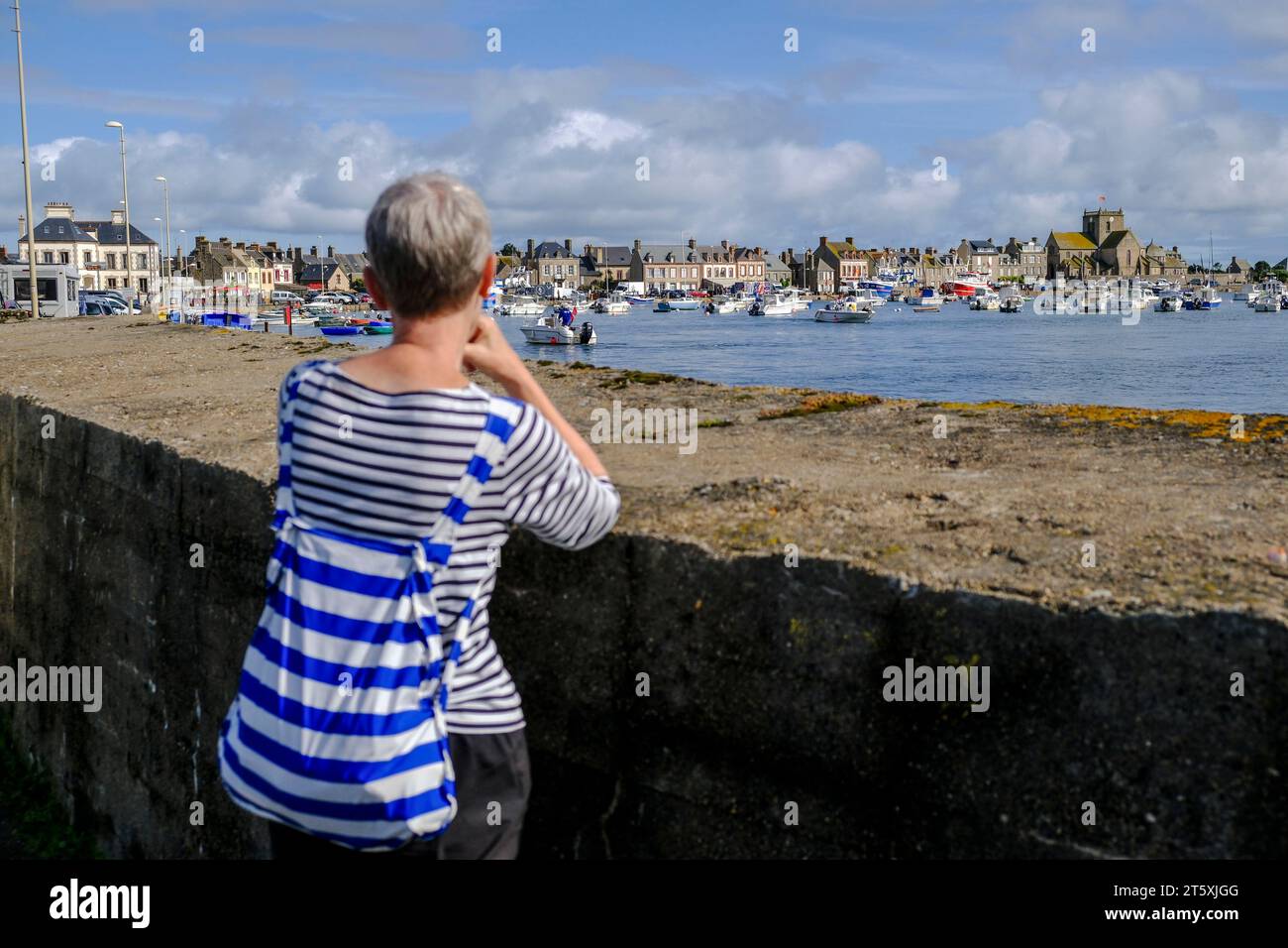 Frankreich, Barfleur, 01.09.2023: Blick von der Hafenmauer auf Barfleur ...