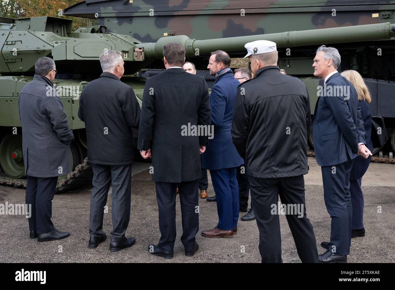 Munich, Germany. 07th Nov, 2023. Haakon (M), Crown Prince of Norway, visits the Krauss-Maffei ...
