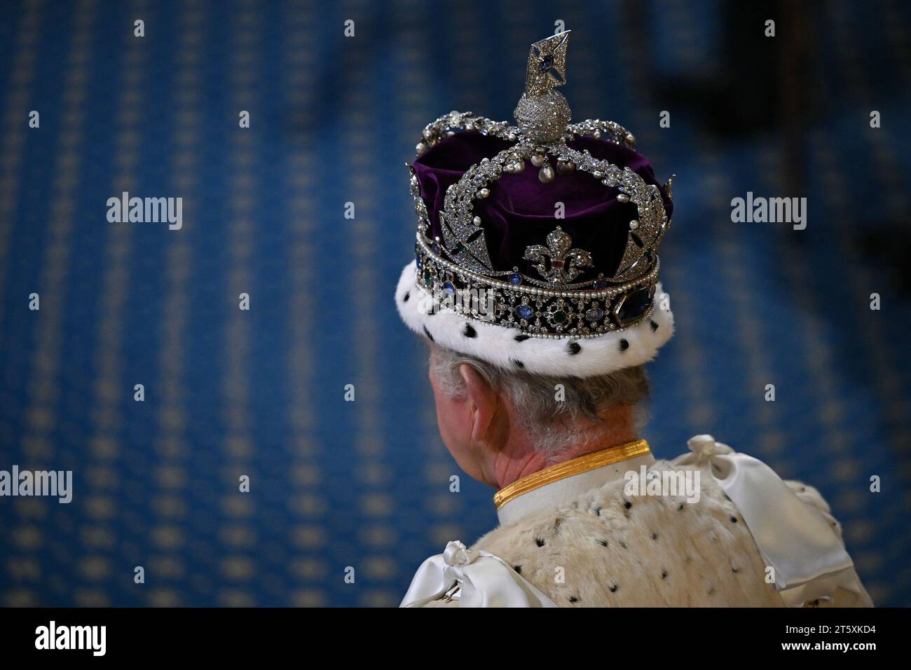 King charles iii wearing the crown of state hi-res stock photography ...