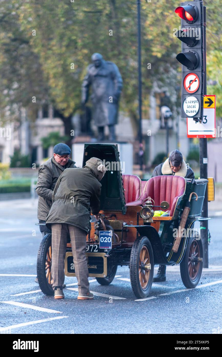 Run down car hi-res stock photography and images - Alamy