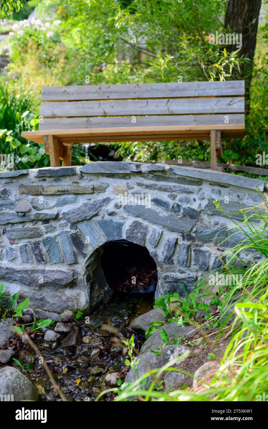 Motion view in on flowing hi-res stock photography and images - Alamy