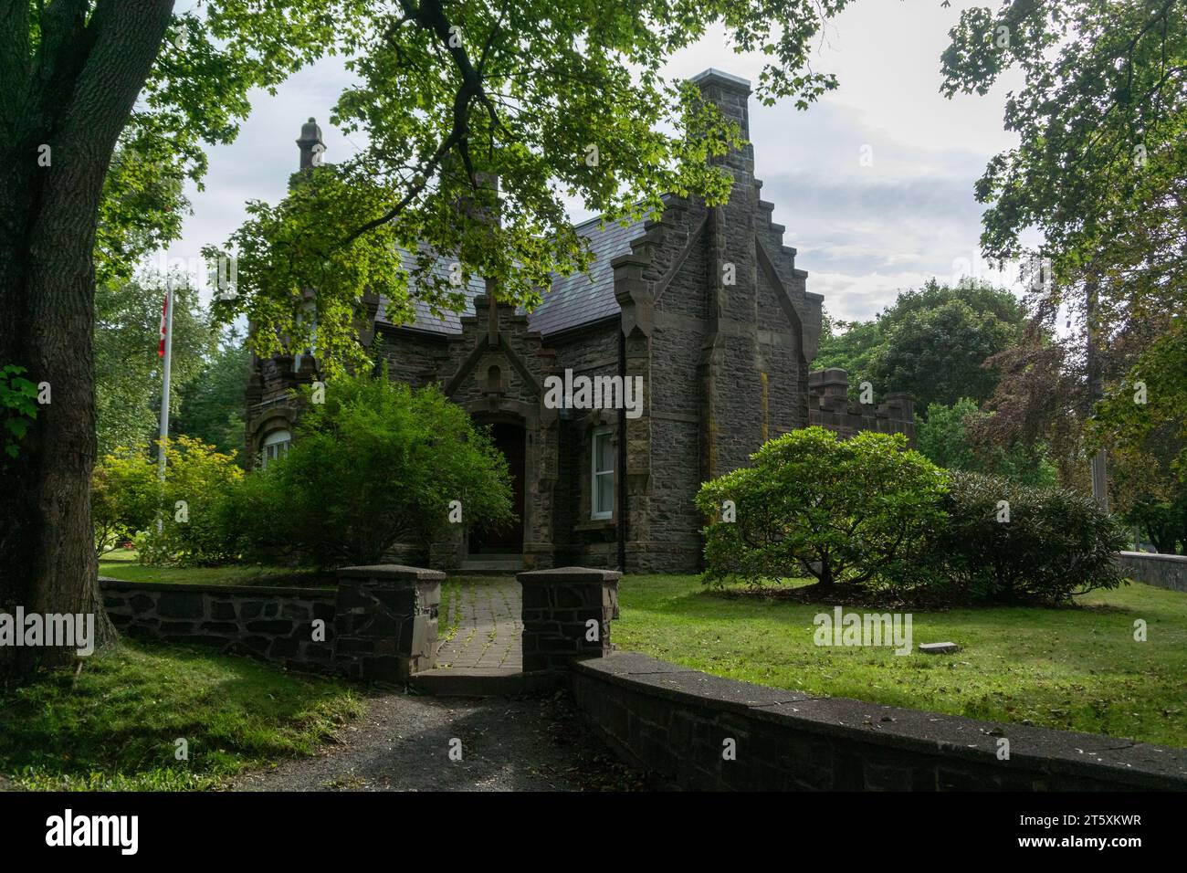 Sky ancient old park park building hi-res stock photography and images ...