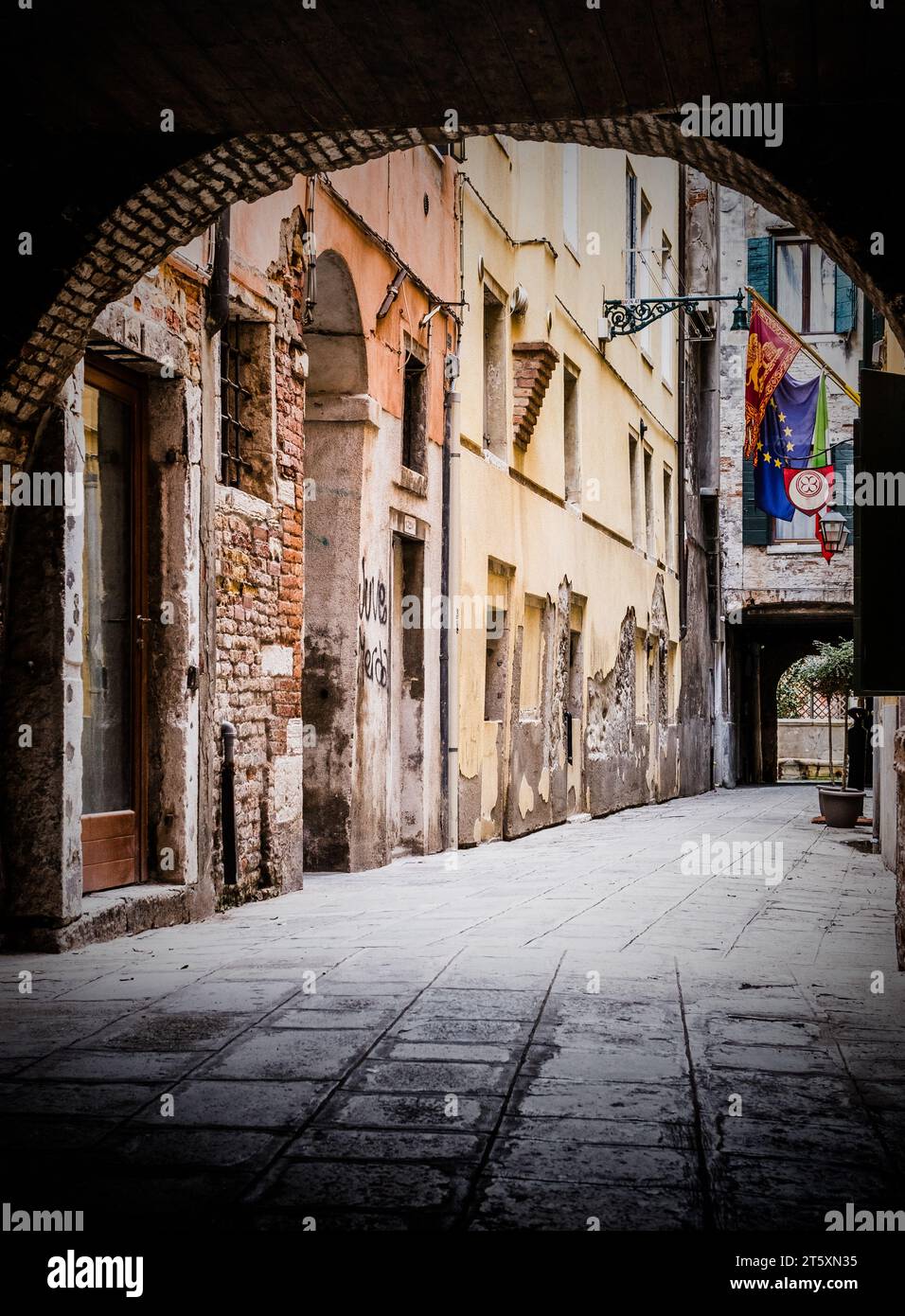 Back alley canals of venice hi-res stock photography and images - Alamy