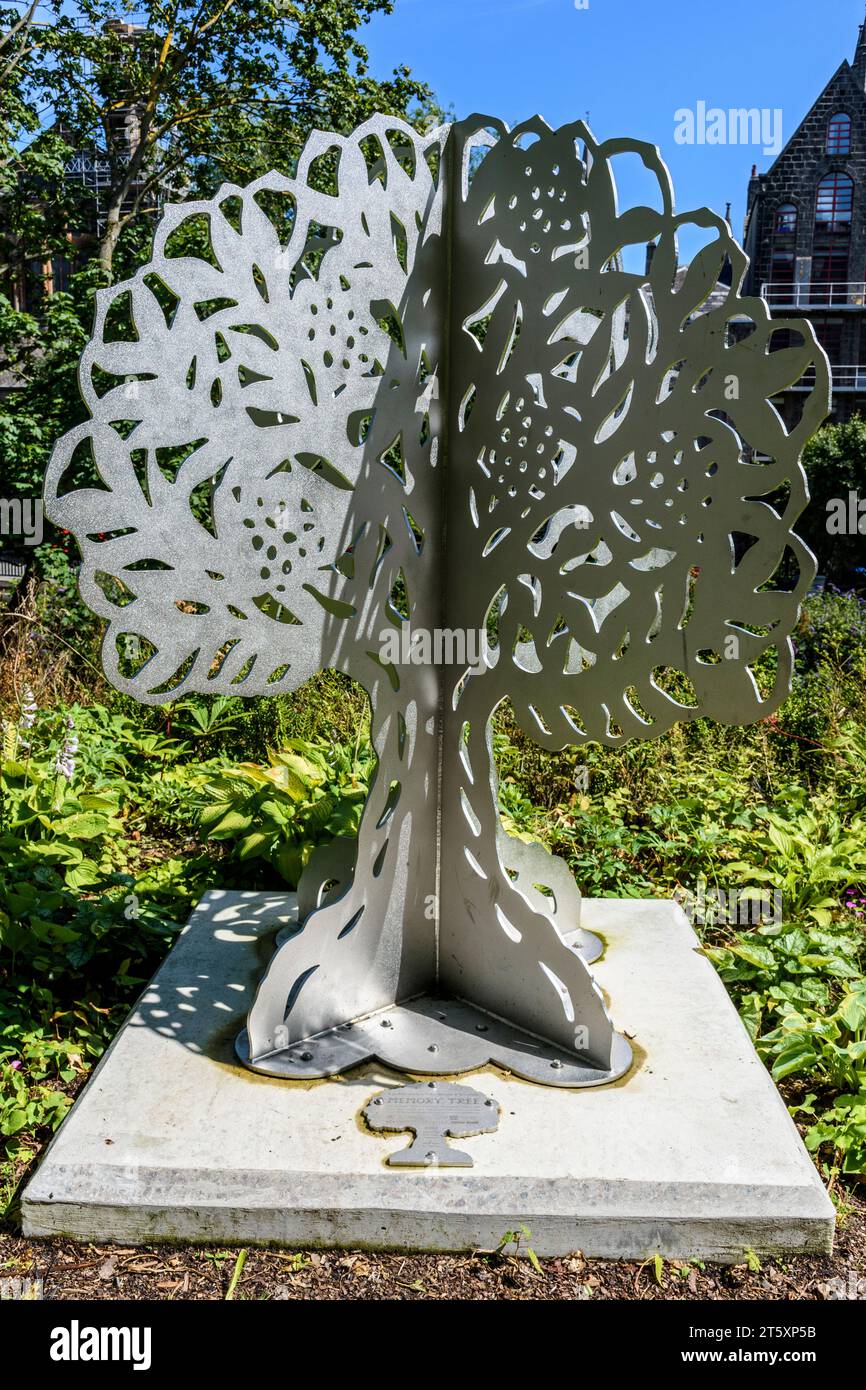 Memory Tree, a sculpture by Nicola Atkinson (2022). Union Terrace ...