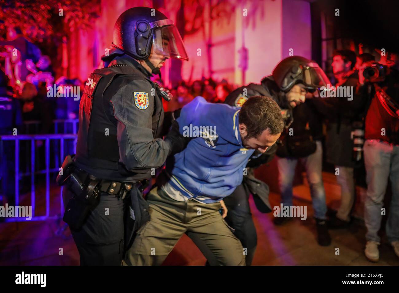 Madrid, Spain. 06th Nov, 2023. Riot police officers arrest a protester ...