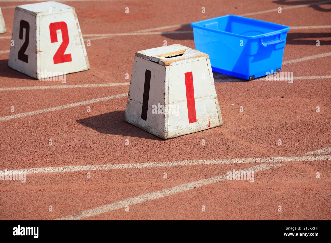Red plastic track field track hi-res stock photography and images - Alamy