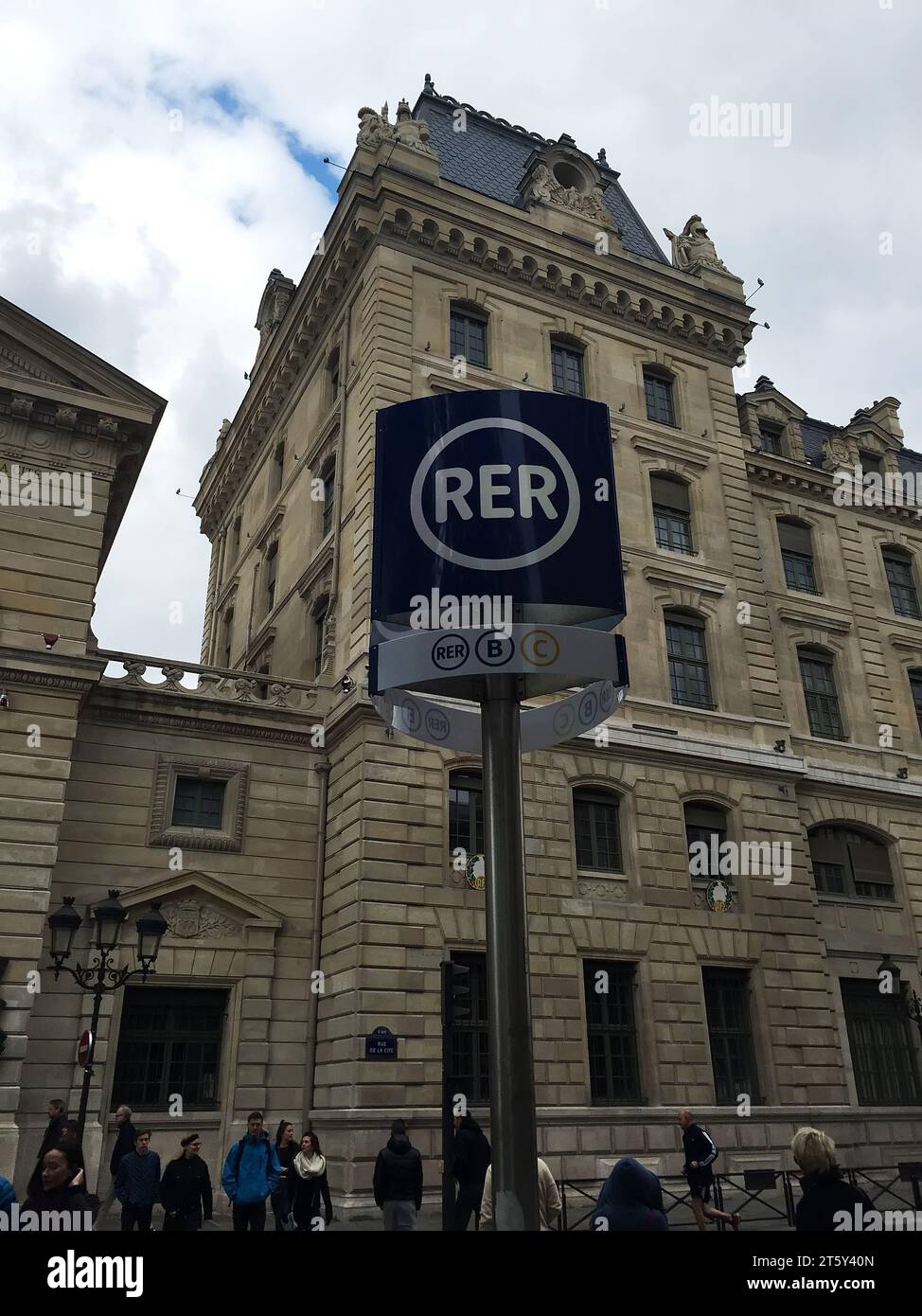 Paris metro logo hi-res stock photography and images - Alamy