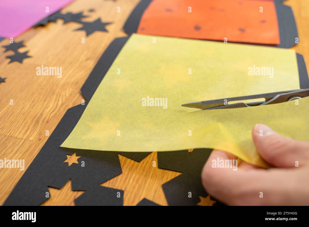 Augsburg, Bayern, Deutschland - 5 November 2023: Basteln einer Sankt ...