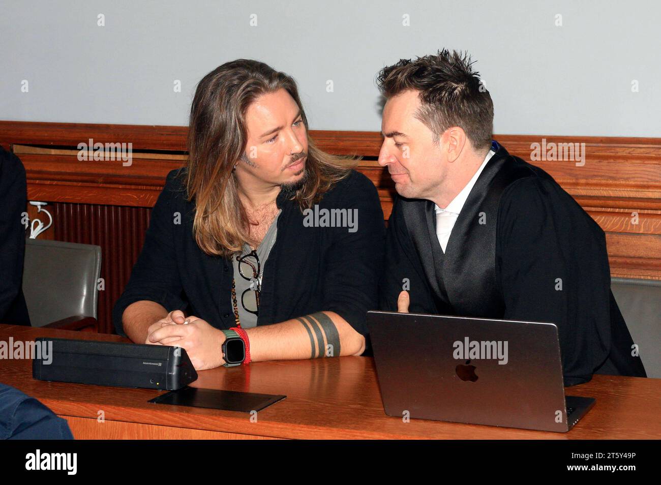 Gil Ofarim mit seinem Anwalt Alexander Stevens bei seiner Verhandlung ...