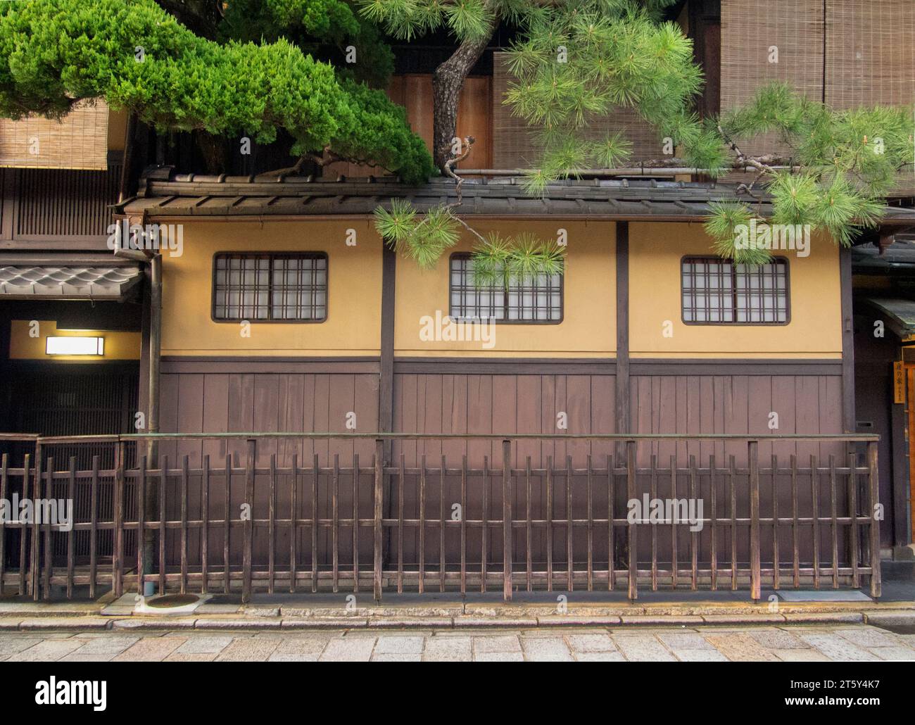 Traditional Kyoto houses in the northern Gion neighborhood Stock Photo ...