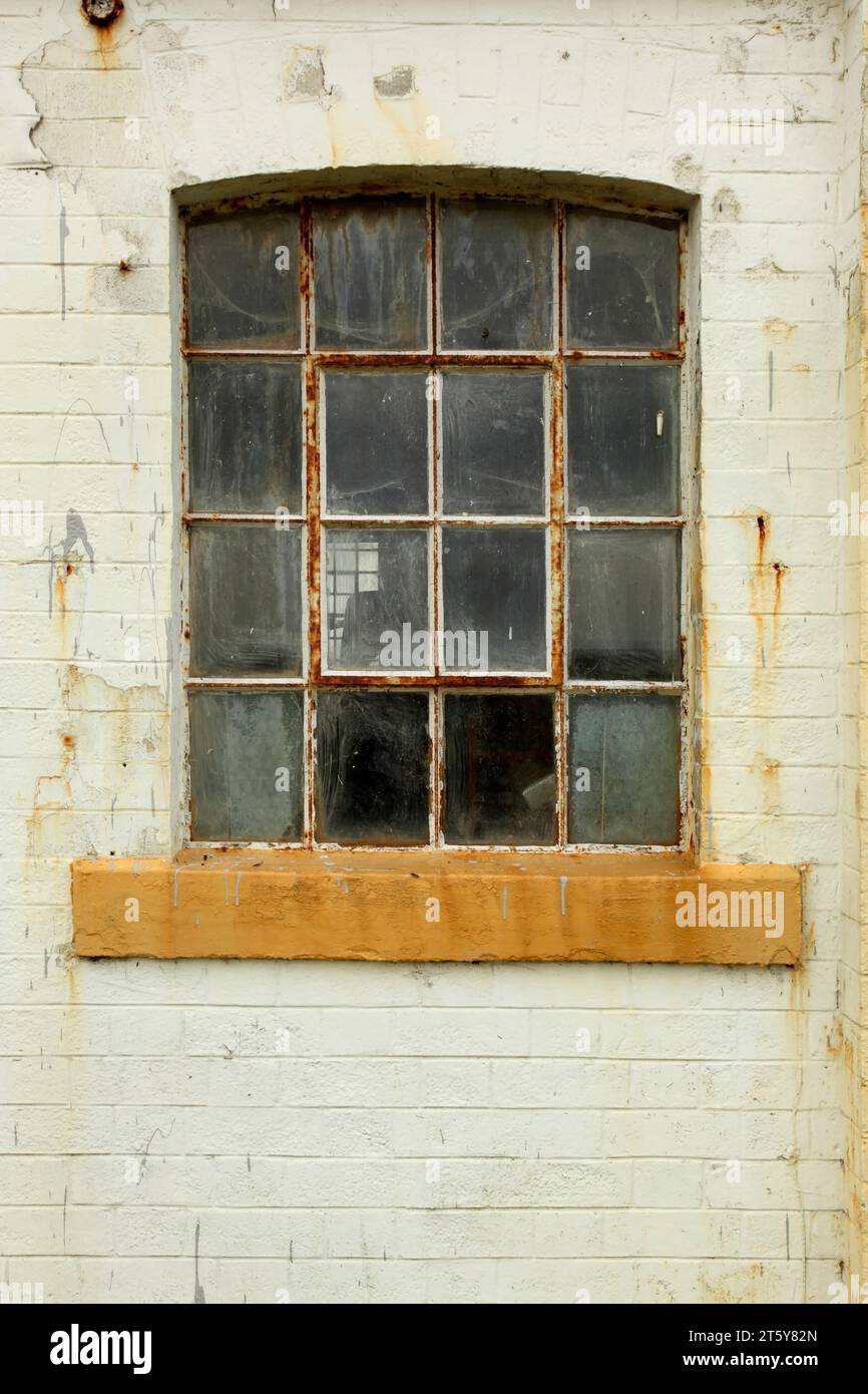 Metal framed window hi-res stock photography and images - Alamy