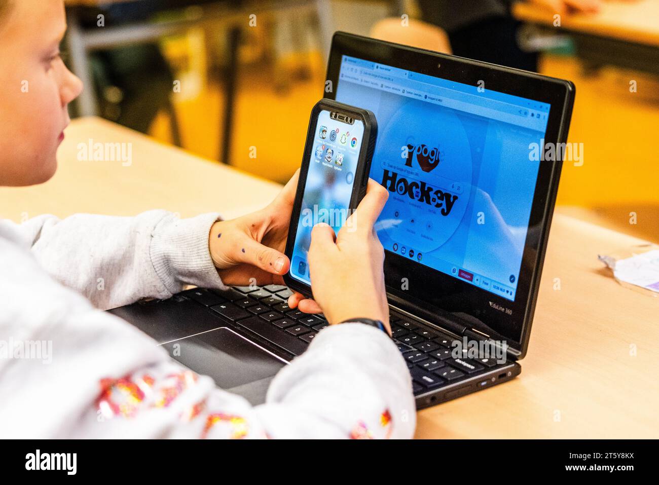 Mobile phone ban in schools hi-res stock photography and images - Alamy
