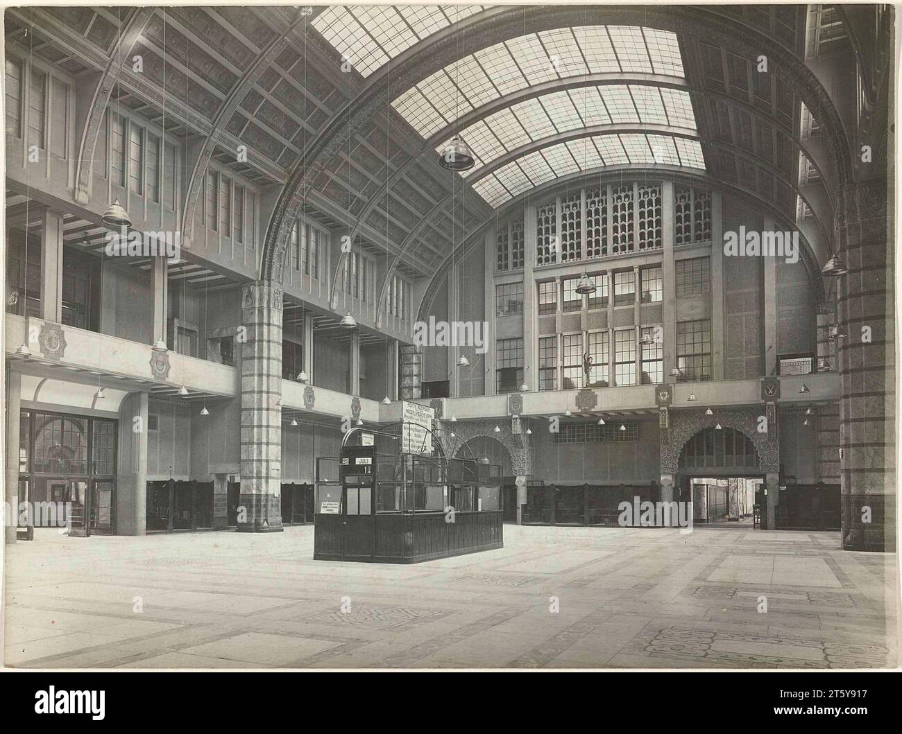 Amsterdam stock exchange interior hi-res stock photography and images ...